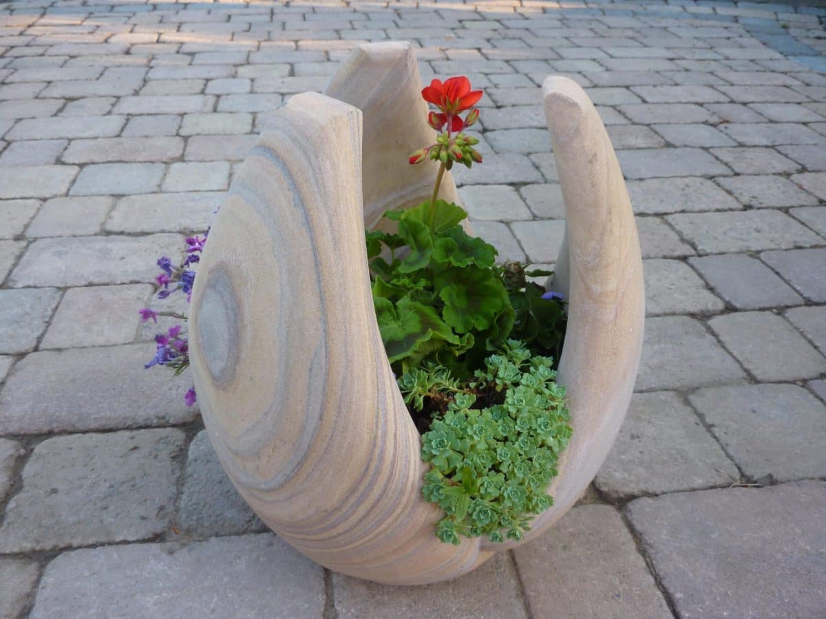 Sandstone Lily Planter – Ornamental Classics
